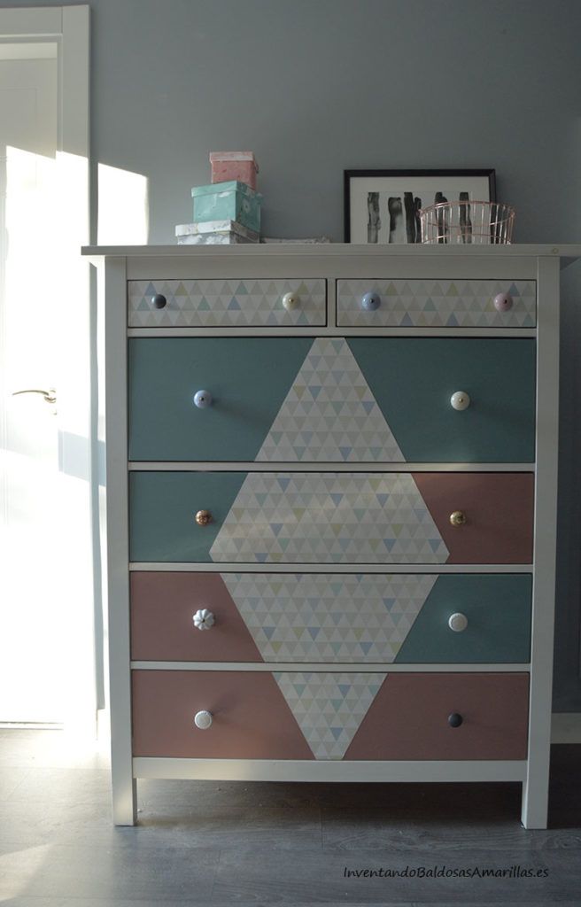 Decorar una comoda con papel pintado geométrico