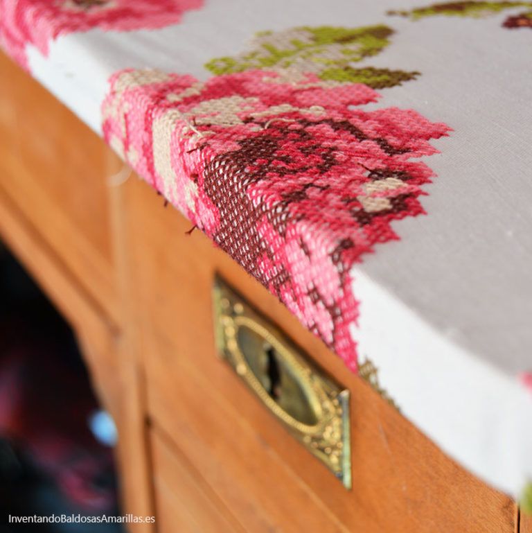 Decorar un escritorio de madera con tela de punto de cruz - Inventando ...